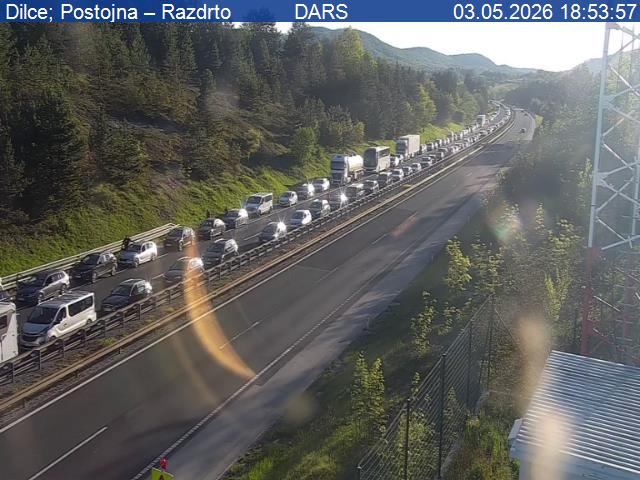 Primorska avtocesta je bila zaradi nesreče več ur zaprta proti ...