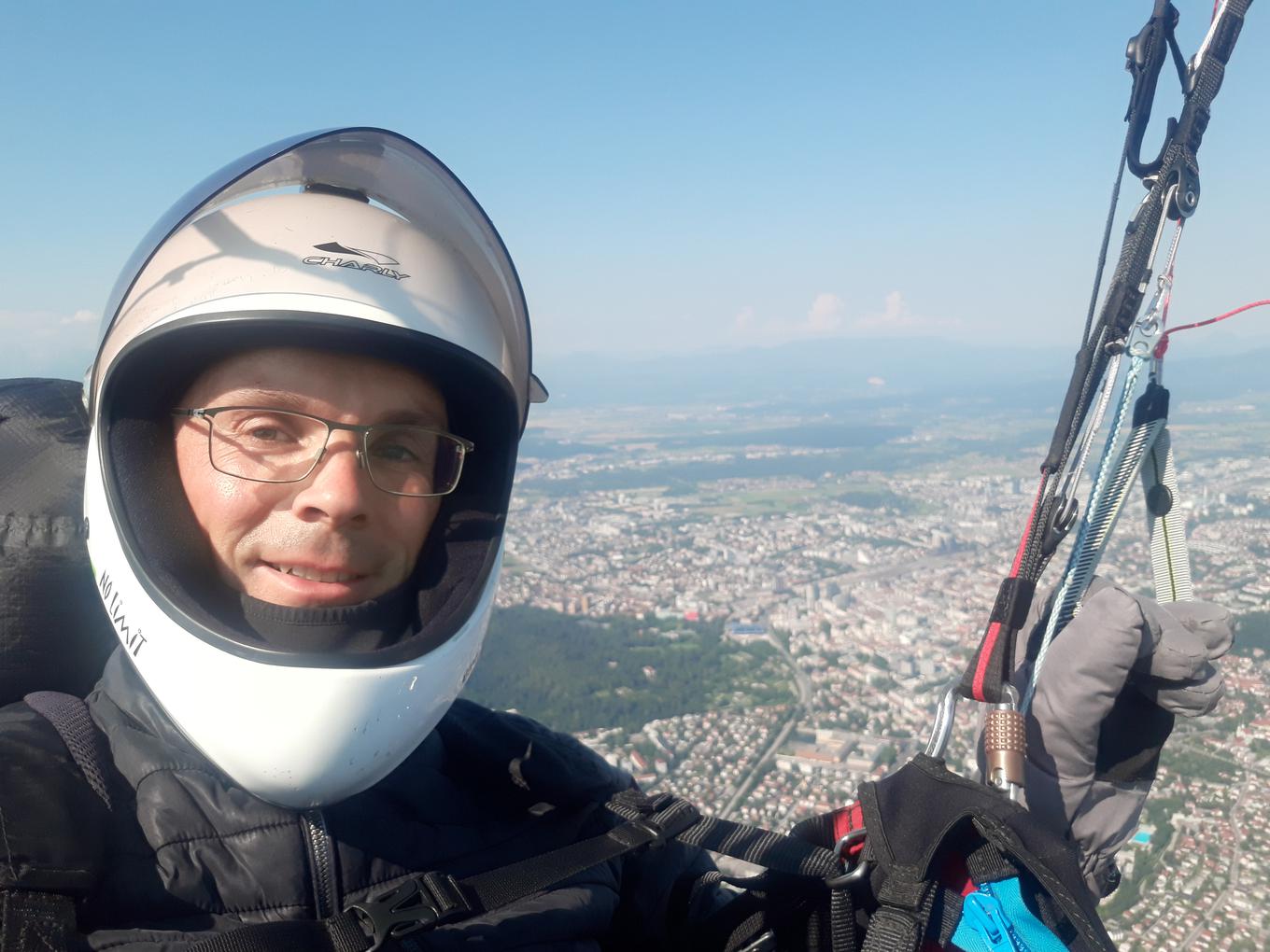 Jožef Poje: ljudski župnik, ki je z jadralnim padalom pristal na ...