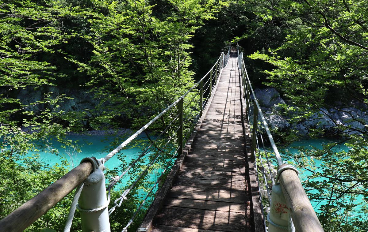 Nesreča ob Soči: osemletni otrok padel z mostu, zaradi hudih poškodb se ...