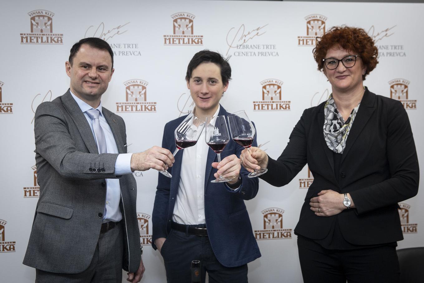 Nov podvig Ceneta Prevca, predstavil je svoje vino - siol.net