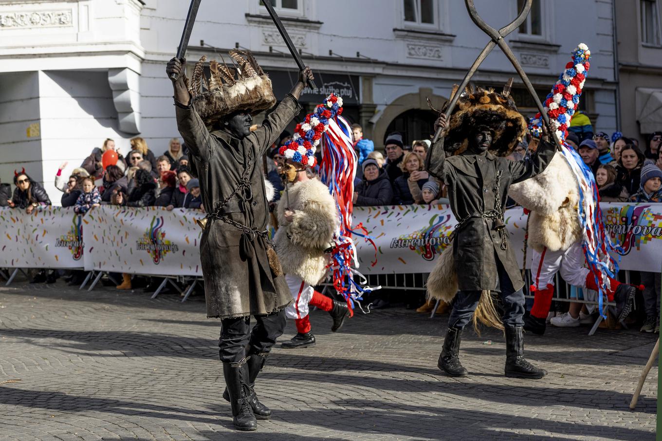 Pustno rajanje na Ptuju se je začelo. Ulice preplavilo 2200 mask, od ... Pustno rajanje na Ptuju se je začelo. Ulice preplavilo 2200 mask, od ...