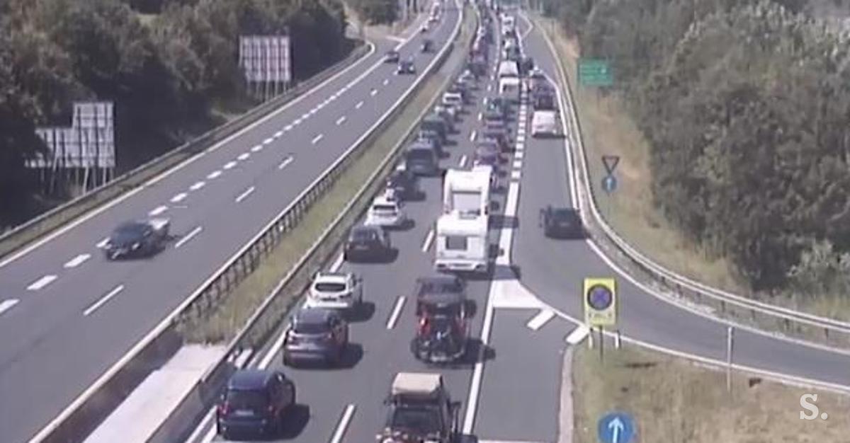 Večkilometrski zastoj pred Karavankami - siol.net