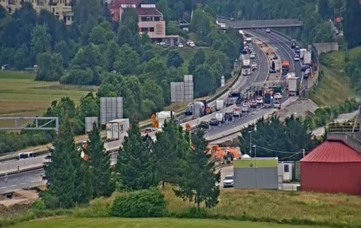 Na primorki vse stoji: zaprt vozni pas, pot daljša za uro in pol - siol.net