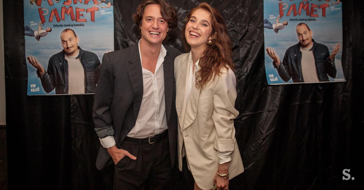 Domen Valič na premieri komedije svojega brata javnosti pokazal ...
