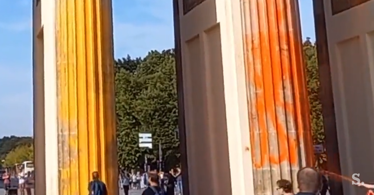 Podnebni aktivisti Brandenburška vrata poškropili z barvo, policija ... Podnebni aktivisti Brandenburška vrata poškropili z barvo, policija ...