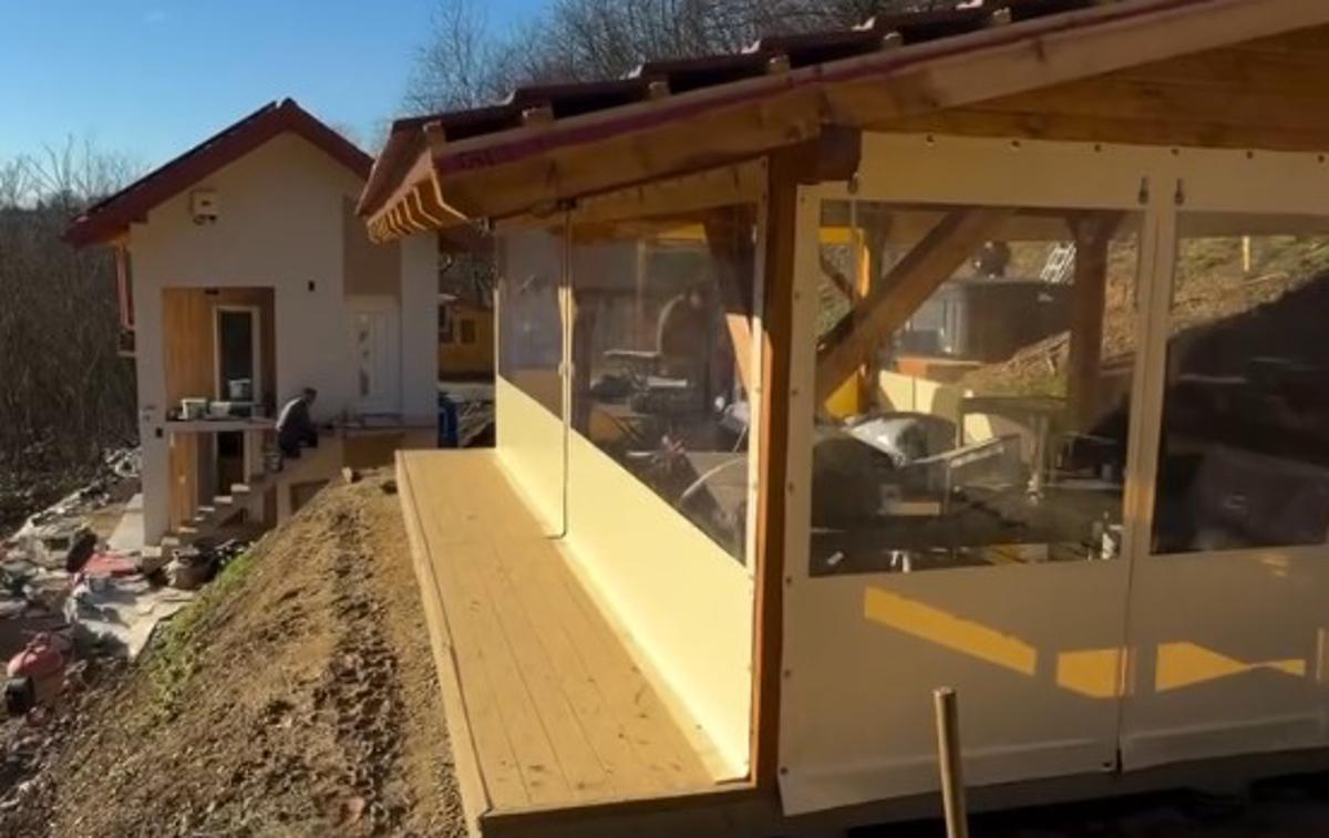 Američan Justus Reid hišo prenavlja že pol leta: ne boste verjeli, česa ...