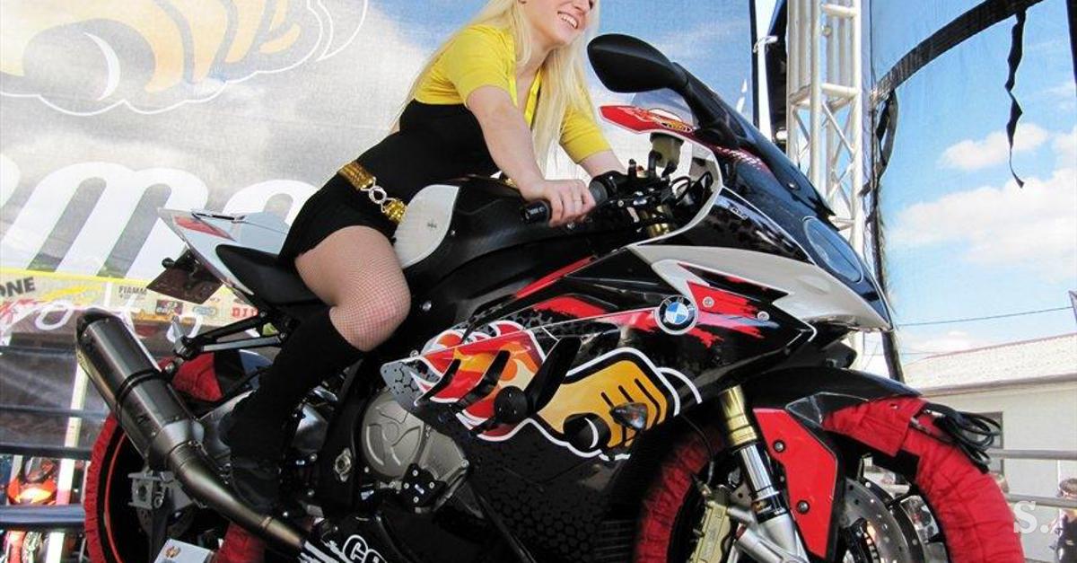 VIDEO: Lepa dekleta grela motor Roberta Kranjca - siol.net