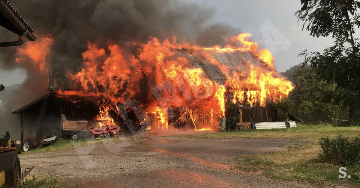 Ponoči zagorel hlev. Na delu približno 110 gasilcev. #foto - siol.net