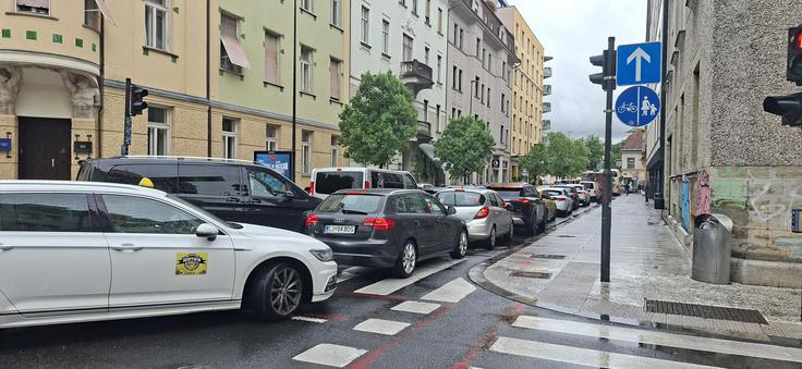 Mestni avtobus do smrti povozil mlado dekle. Direktor LPP: Zgodila se ...