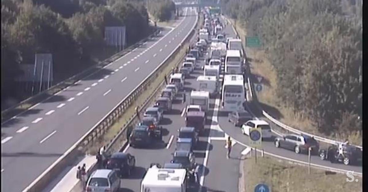 Pred predorom Karavanke približno devetkilometrski zastoj - siol.net