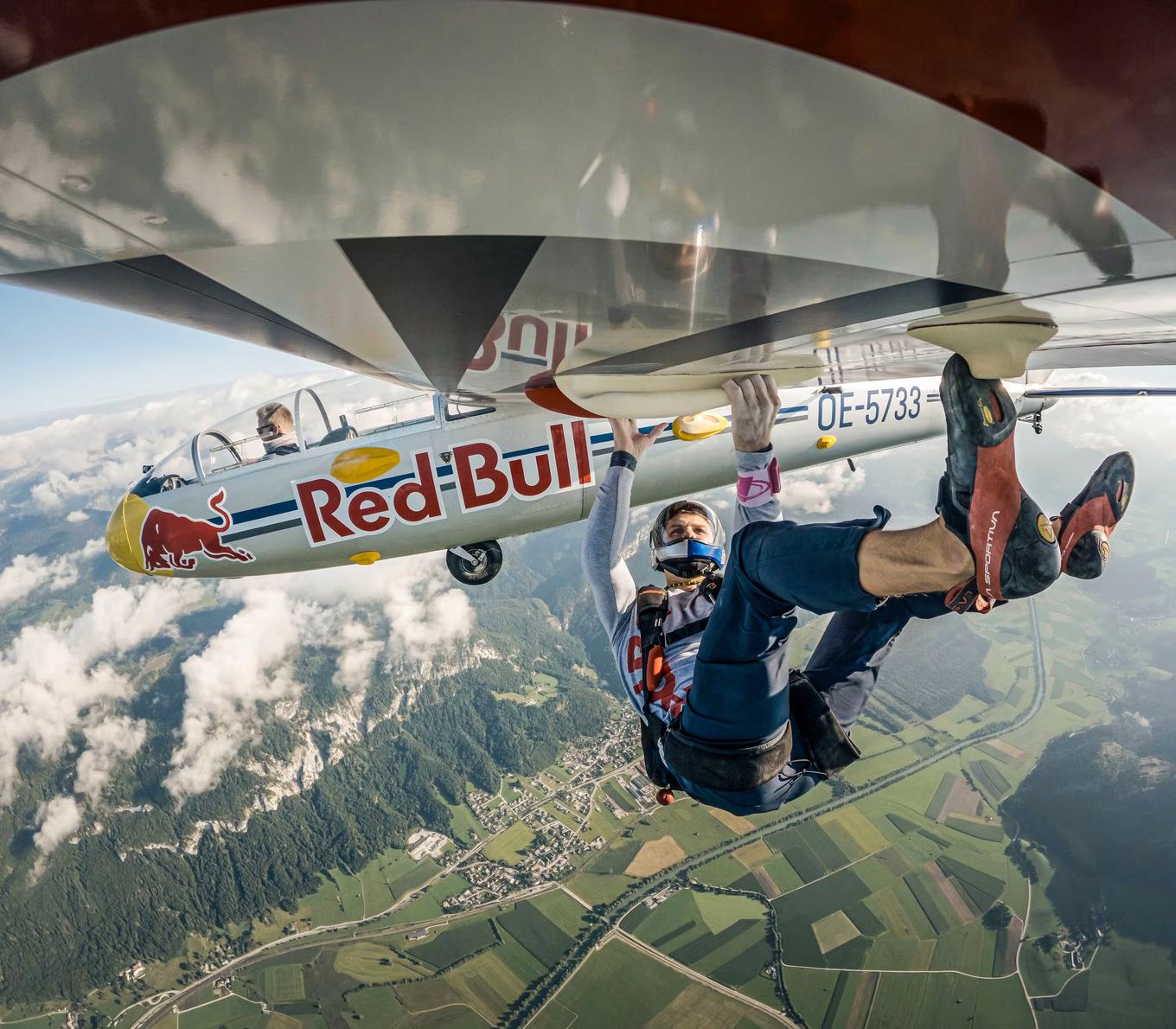 Domen Škofic preplezal letalo v letu: Projekt je združil moje otroške ...