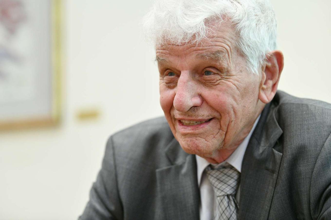 Prešernovi nagradi prejmeta Kajetan Gantar in Mirko Cuderman - siol.net