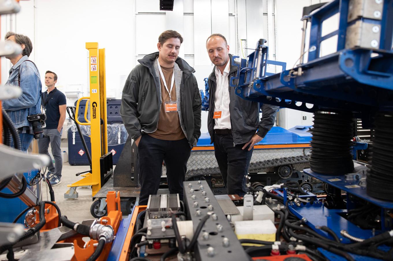 PeK Automotive bo robote proizvajal v novih prostorih v Logatcu #video ...