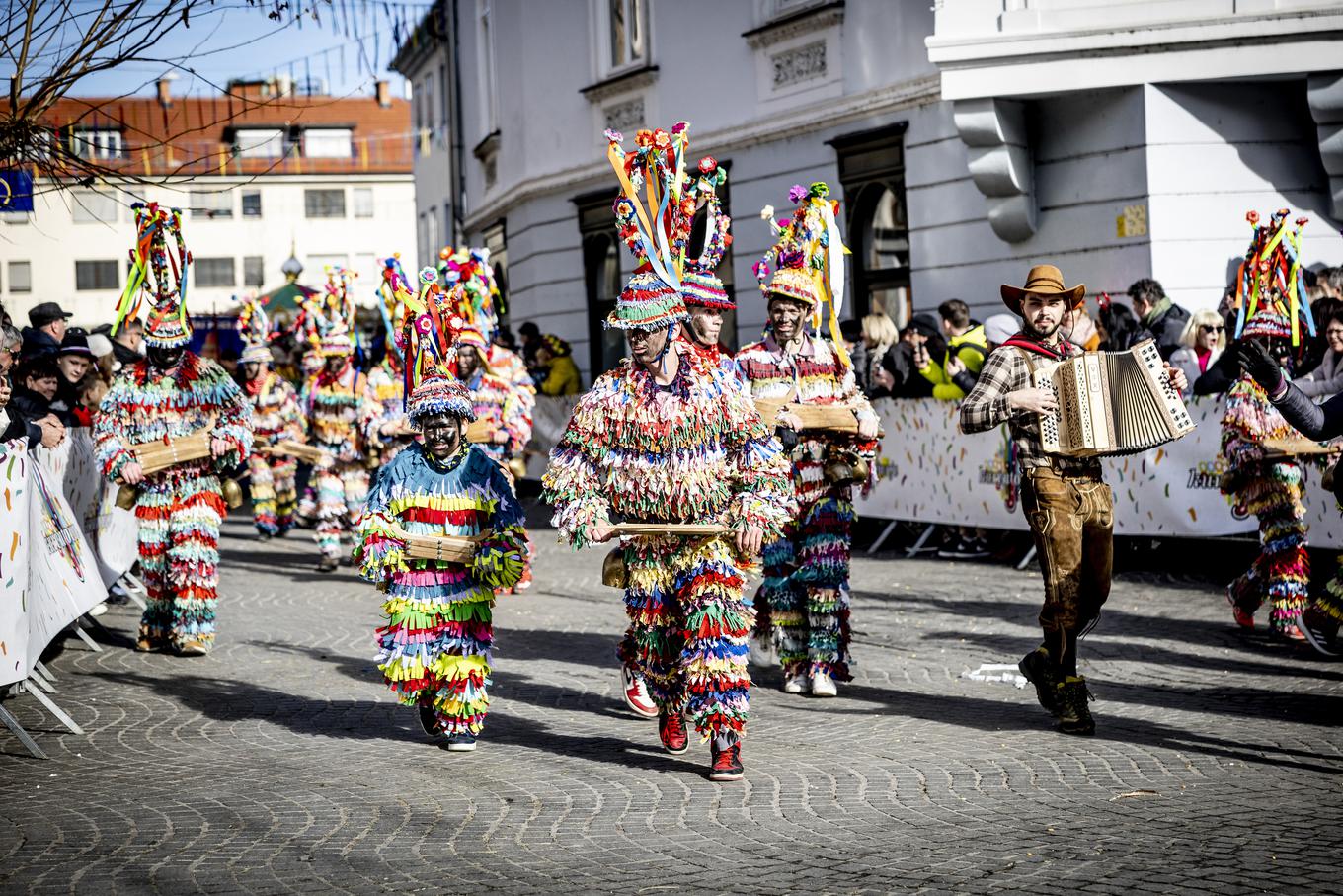 Pustno rajanje na Ptuju se je začelo. Ulice preplavilo 2200 mask, od ... Pustno rajanje na Ptuju se je začelo. Ulice preplavilo 2200 mask, od ...