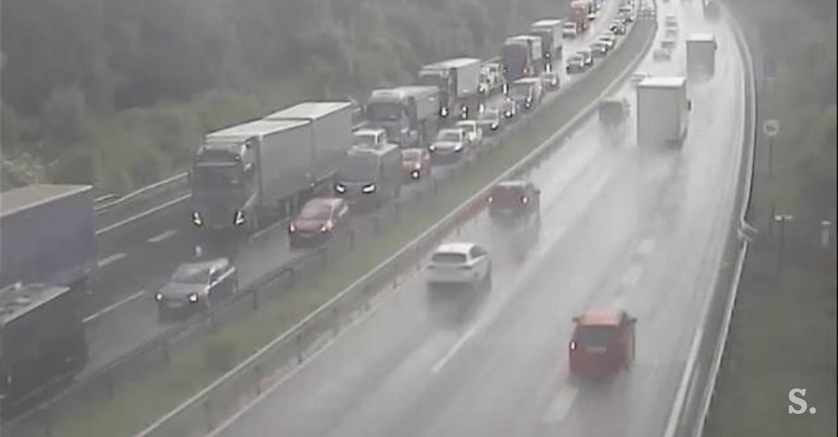 Zaradi praznika v tujini povečan promet na slovenskih cestah - siol.net