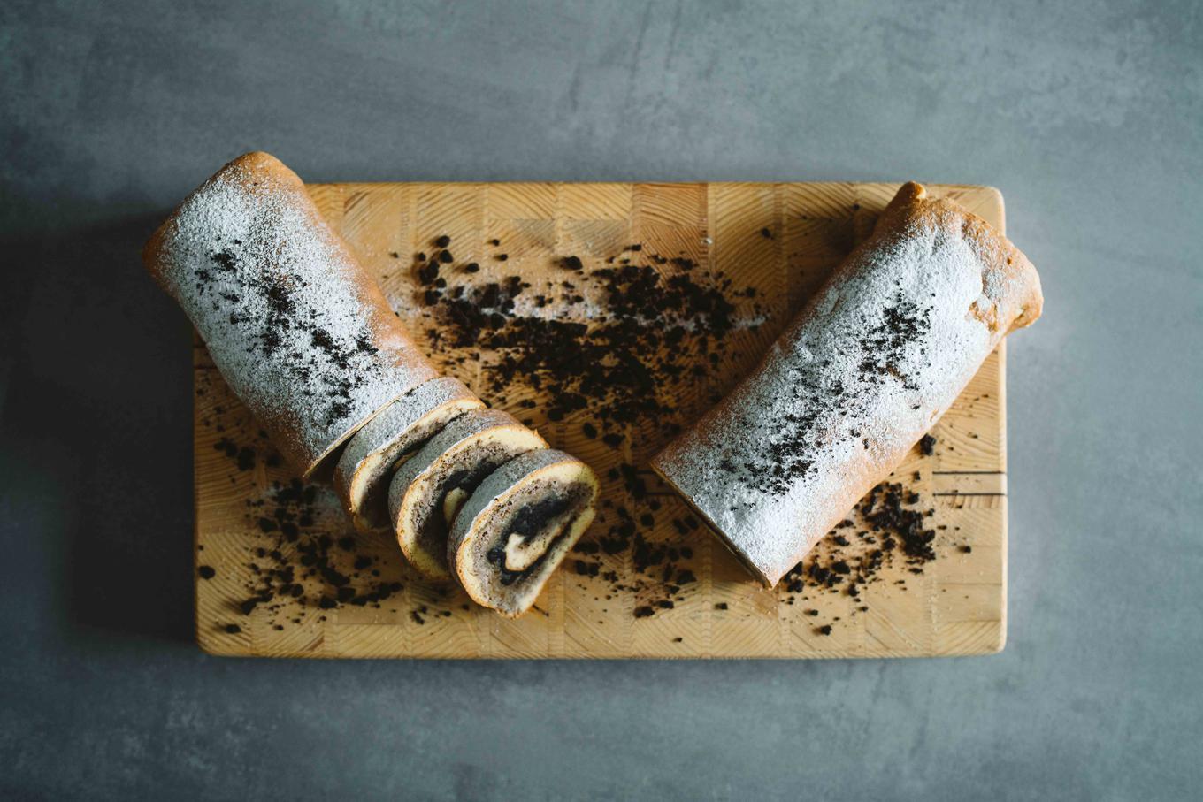 Sladica z veliko začetnico: jabolčna rulada z orehi in keksi Oreo ...