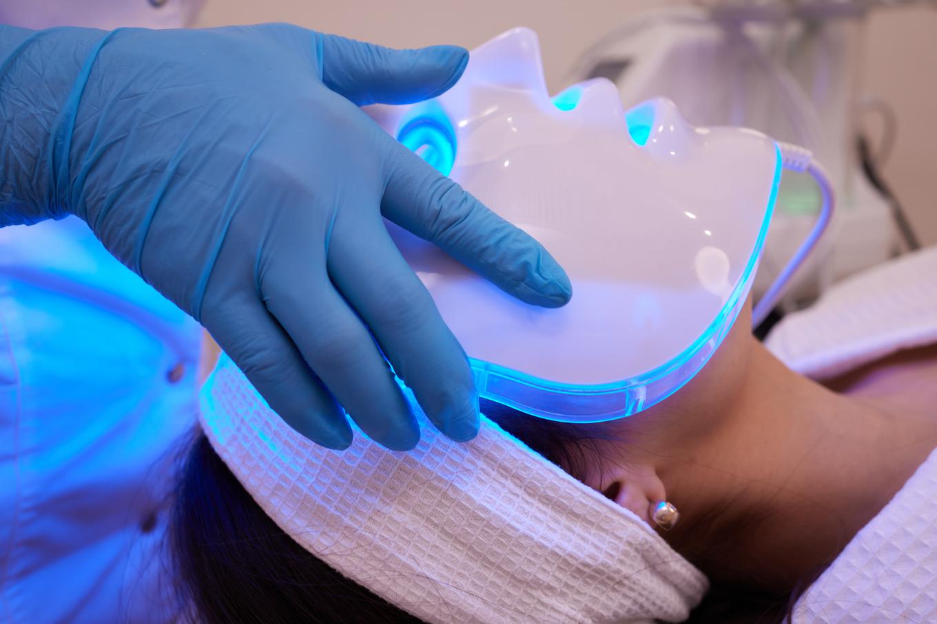 LED-maske: lepotni čudež ali le še en trend, ki bo zbledel? - siol.net