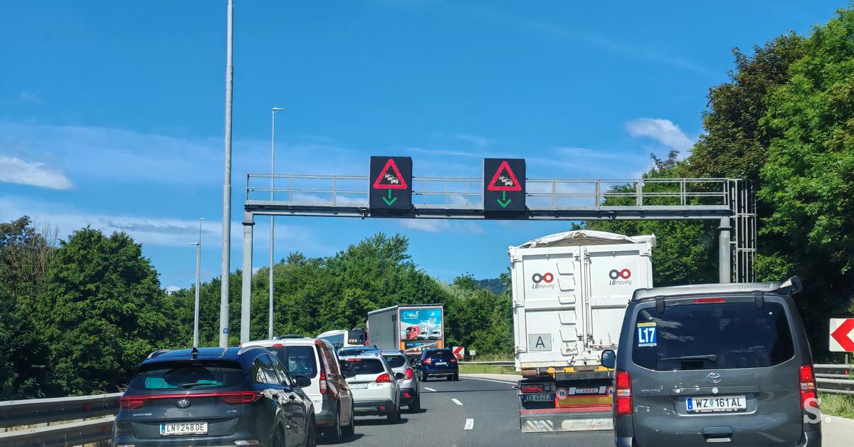 Sončen vikend in prazniki ponovno prinašajo gnečo na cestah - siol.net