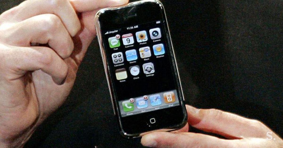 Prvi iPhone: Leta 2007 prelomen, danes kot orodje jamskega človeka ...