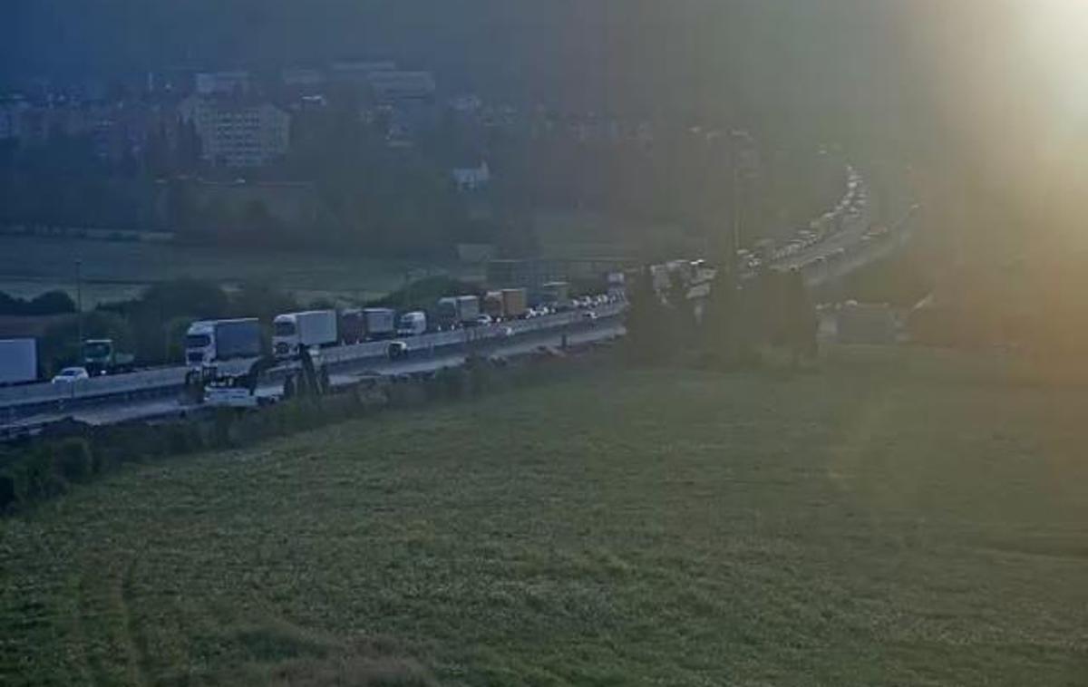Po večurni zapori vendarle sprostili promet na primorski avtocesti ...