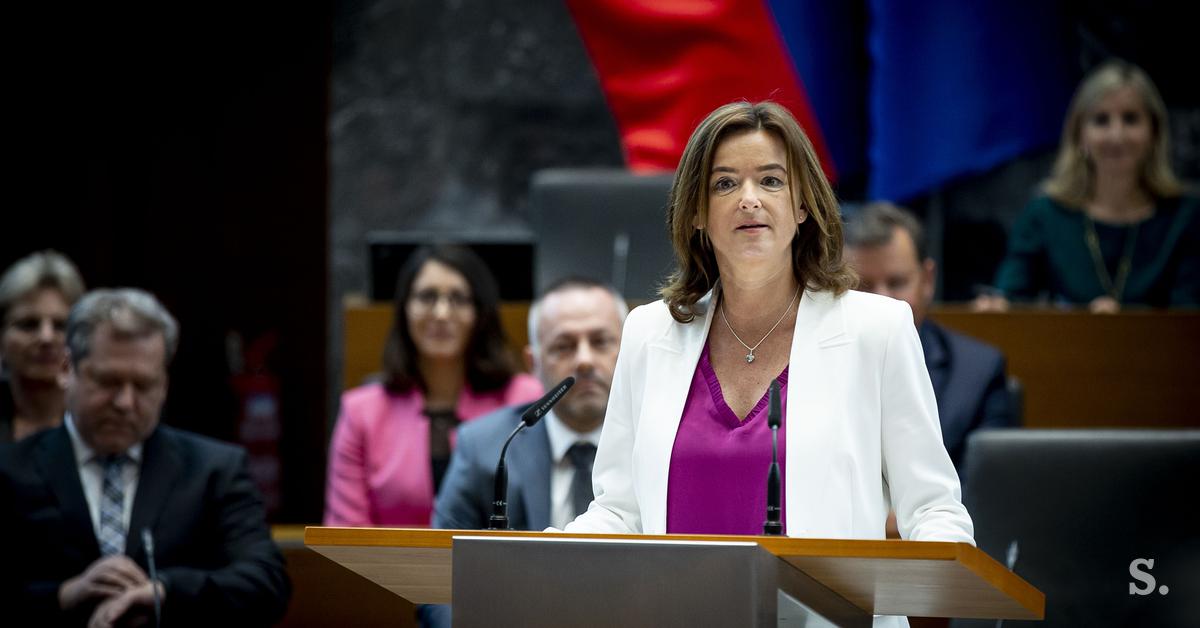 Fajonova previdno optimistična glede možnosti za podelitev statusa ... Fajonova previdno optimistična glede možnosti za podelitev statusa ...