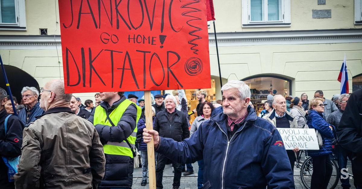 Pred mestno hišo protest proti ljubljanskemu županu Zoranu Jankoviću # ... Pred mestno hišo protest proti ljubljanskemu županu Zoranu Jankoviću # ...