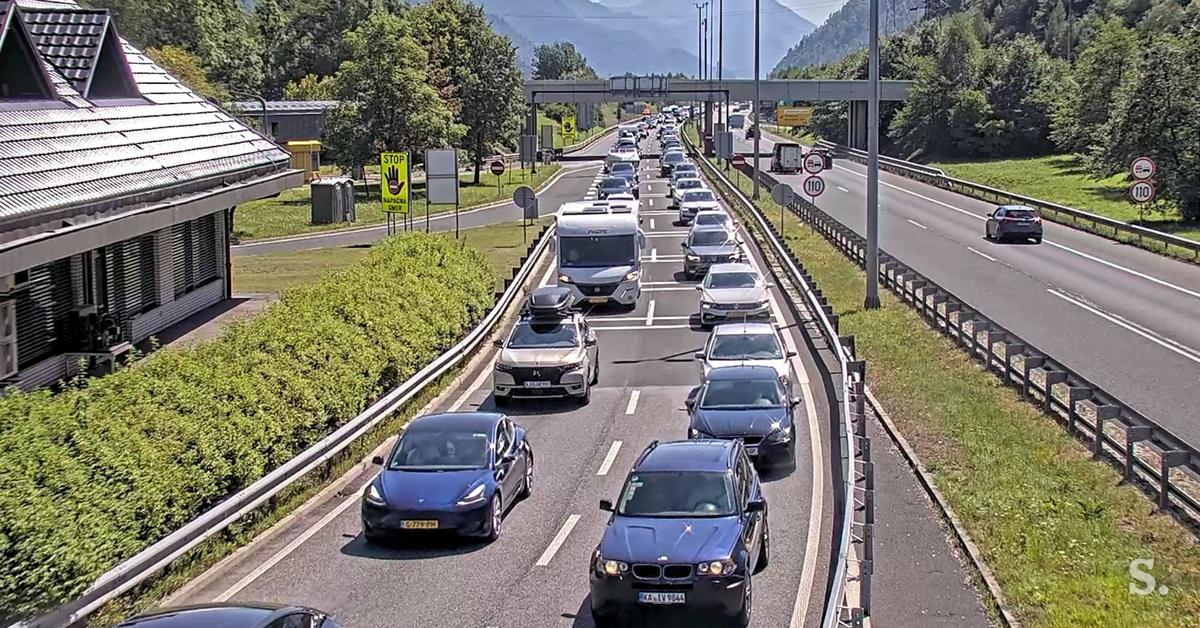 Razmere na cestah se počasi umirjajo, ponekod še gneča - siol.net