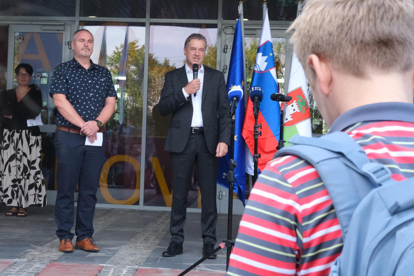 Golob učencem: Ko imajo prijateljice in prijatelji slab dan, jim pomagajte #foto - siol.net