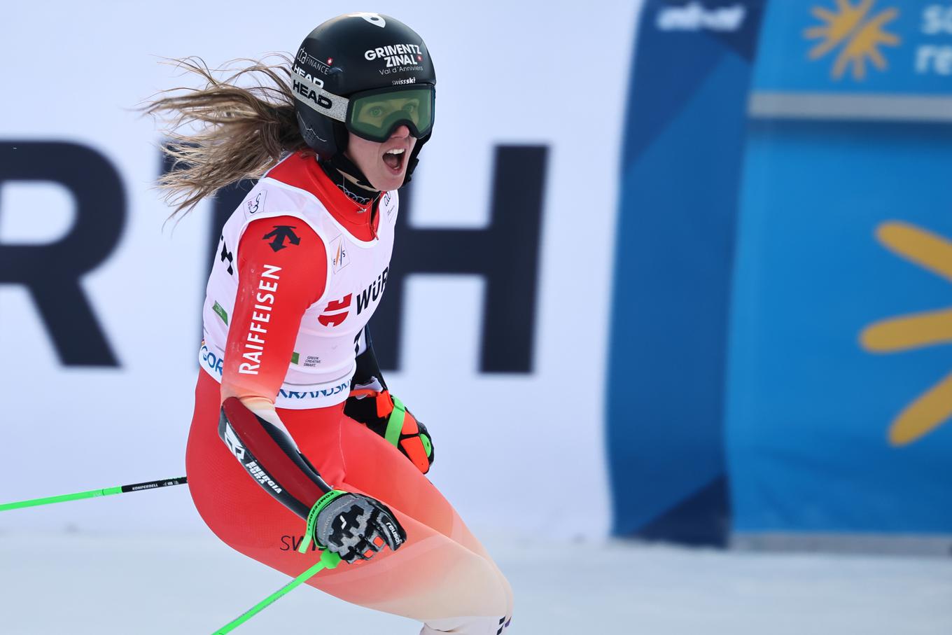 Camille Rast nepremagljiva v Kranjski Gori, Ana Bucik Jogan za las do ...