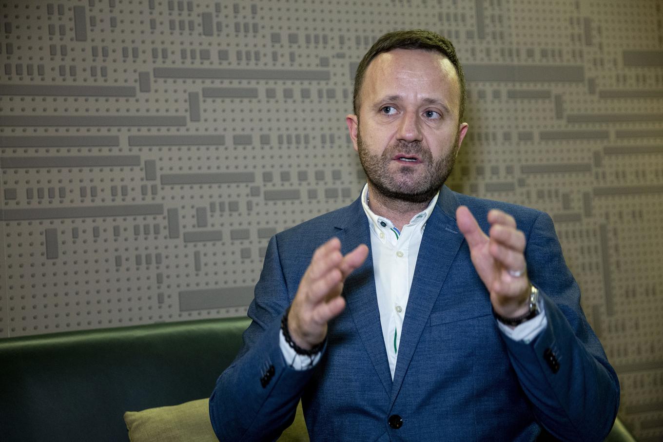 Sebastjan Kristovič: Vedemo se kot Titanik, ki se potaplja, orkester pa ...