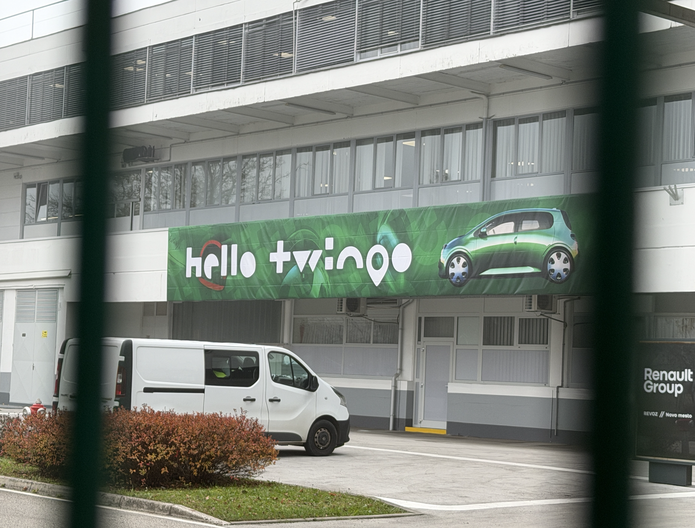 Za stenami Revoza: pestro dopoldne, toda ob 14. uri konec dela. Bo ...