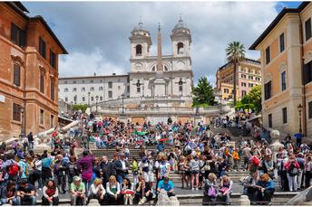 Posedanje na Španskih stopnicah v Rimu bo kmalu prepovedano #video ...