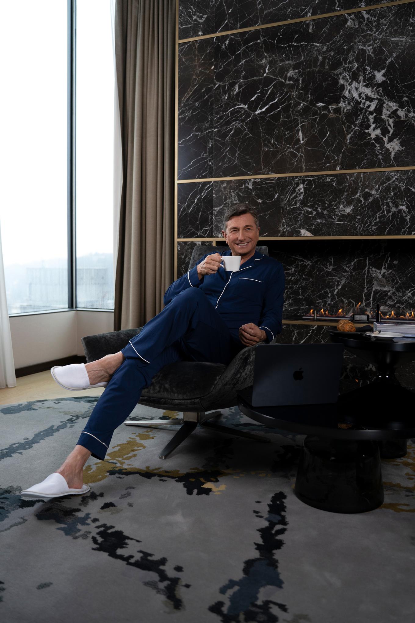 Borut Pahor v pižami poziral v seksi položajih: v postelji tudi skupaj ...