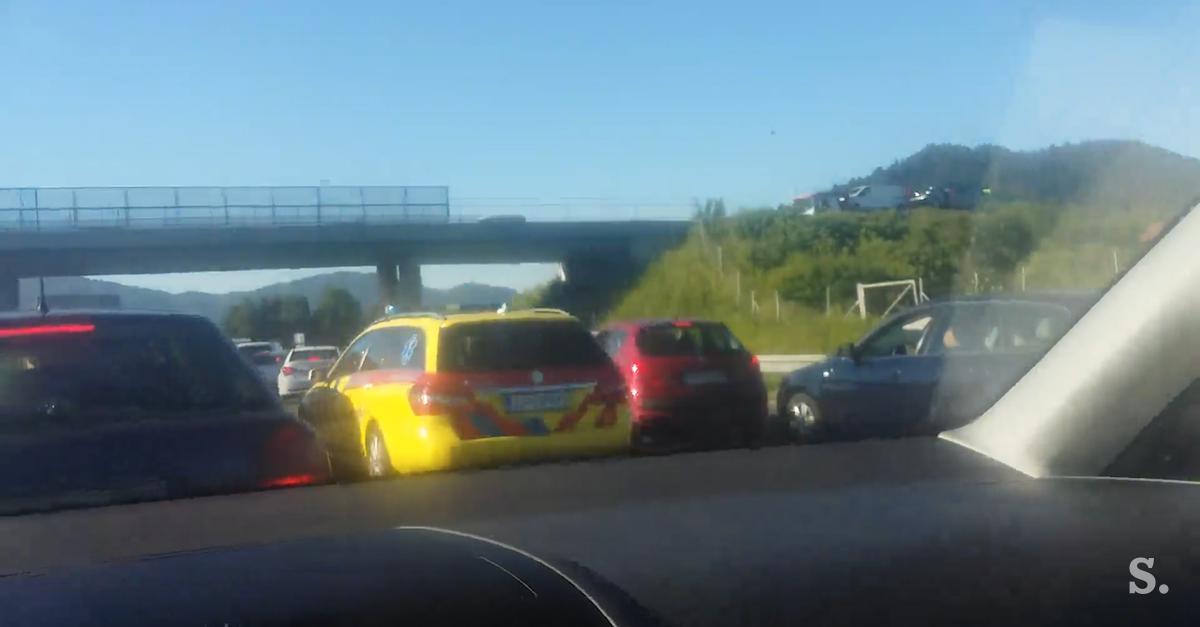 Promet se na slovenskih cestah nekoliko umirja - siol.net