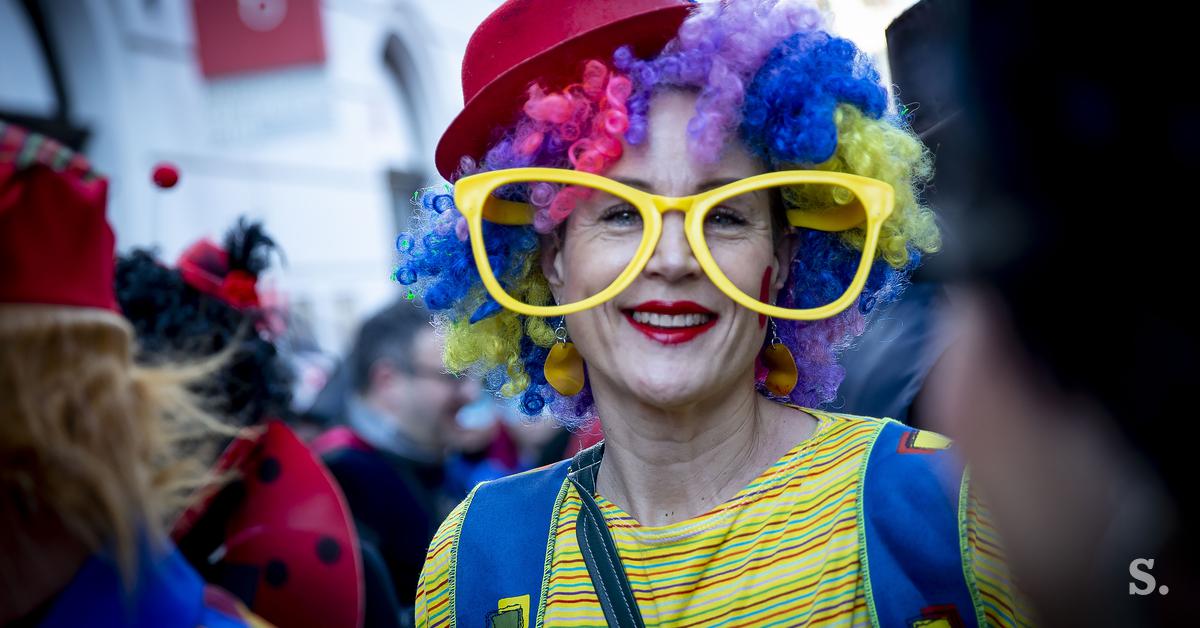Pustne maske in lasulje so v avtomobilih prepovedane - siol.net
