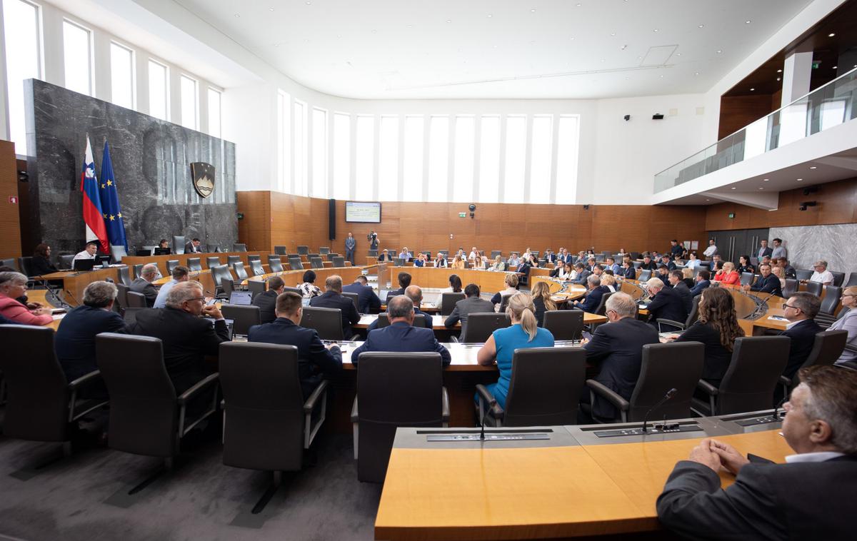 DZ potrdil skrajšani postopek za sporna predloga zakonov, opozicija ...