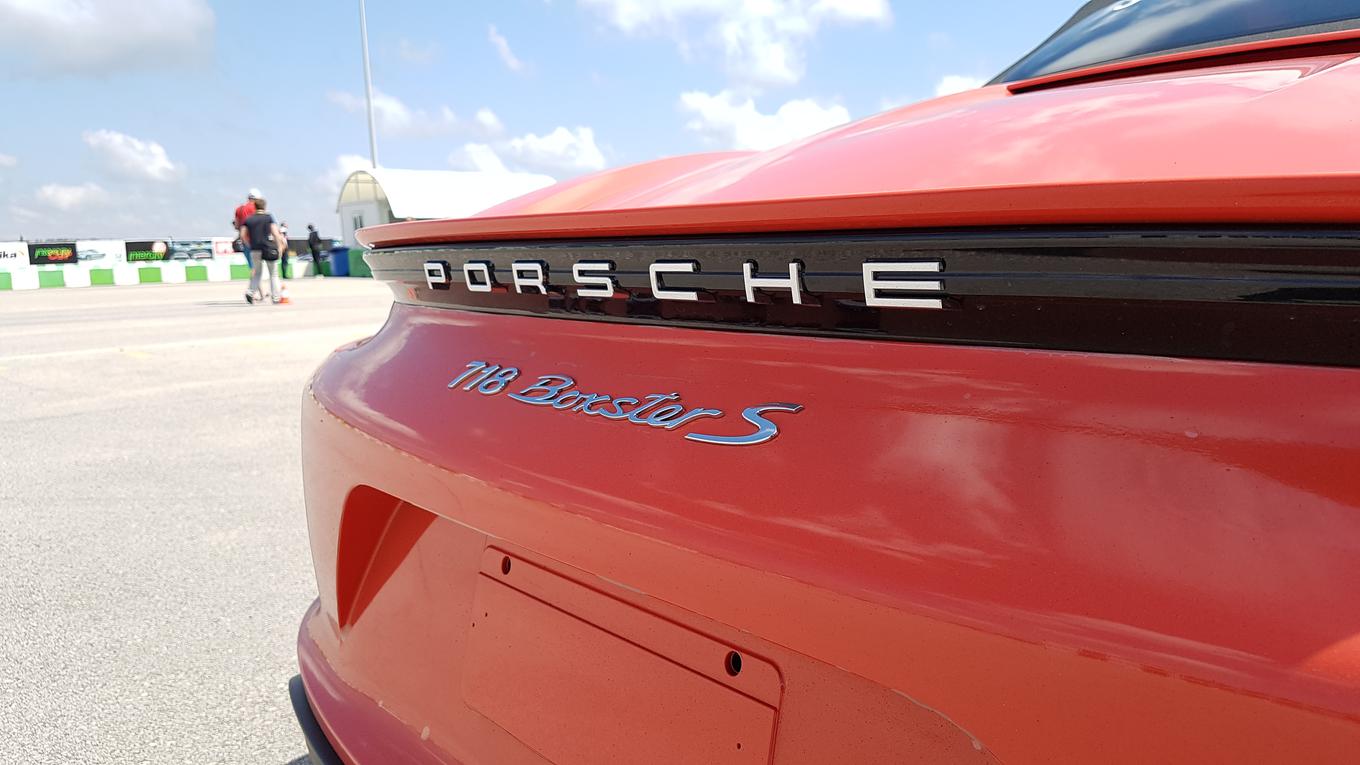 Kako Porsche združuje kultno in trende, služi milijarde ter zaposluje ...