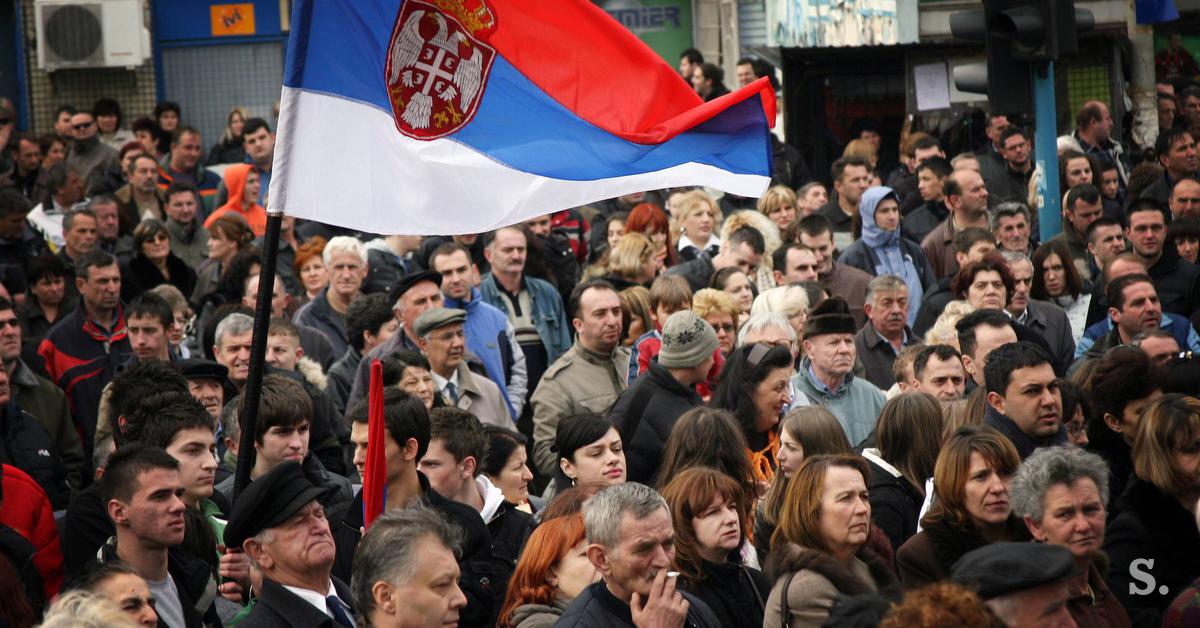 Na protestu v Kosovski Mitrovici več tisoč kosovskih Srbov - siol.net