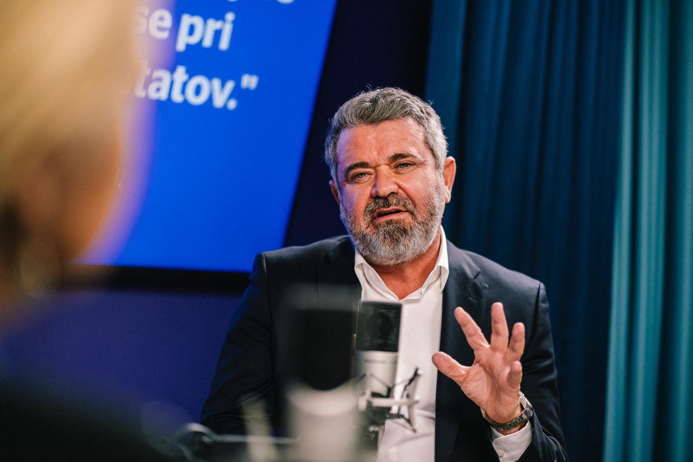 Polnjenje ustnic v avtomobilu, potem pa krik na pomoč. Komu bi radi ...