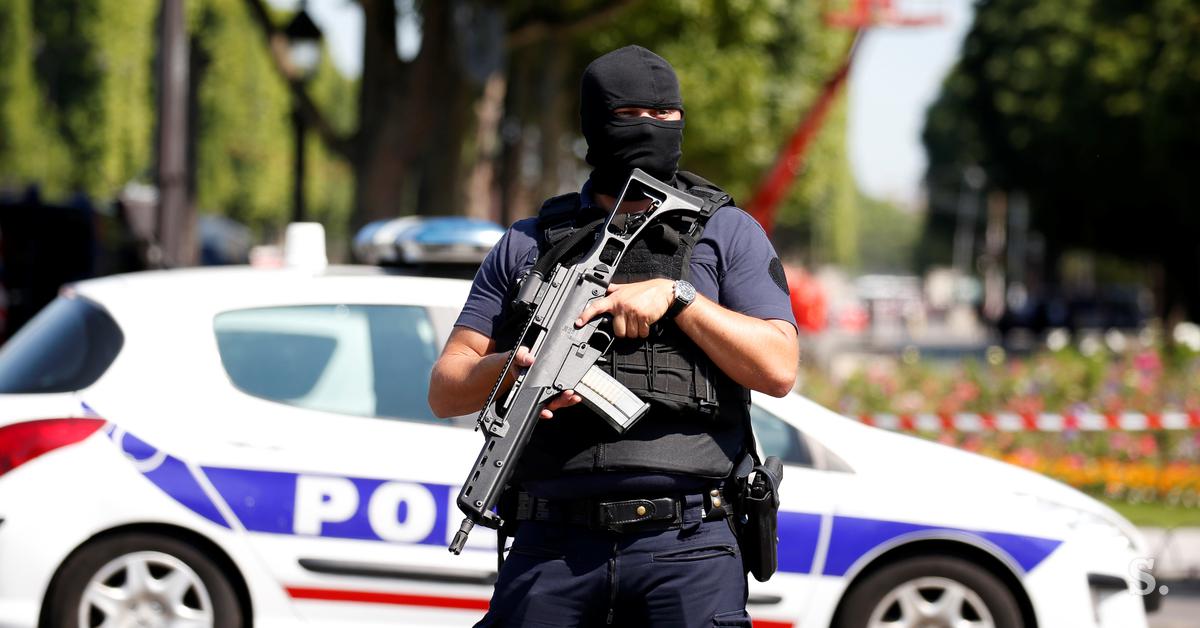 Pariz: z avtom zapeljal v restavracijo. En mrtev, več ranjenih. - siol.net