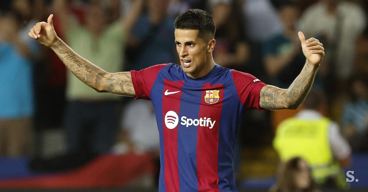 Joao Cancelo bo znova oblekel dres Barcelone - siol.net