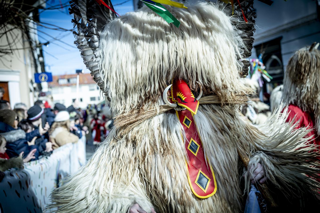 Pustno rajanje na Ptuju se je začelo. Ulice preplavilo 2200 mask, od ...