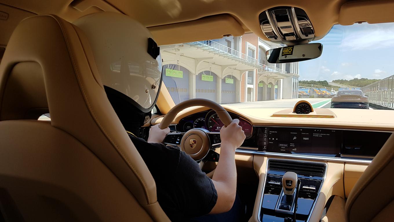 Kako Porsche združuje kultno in trende, služi milijarde ter zaposluje ...