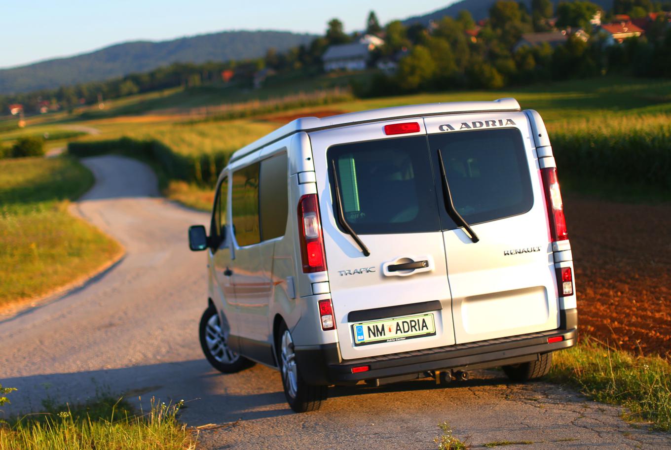 Slovenski dopustniški izdelek: kombi, ki skriva kuhinjo, omare in dve ...