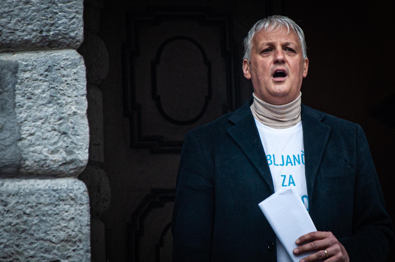 Pred mestno hišo protest proti ljubljanskemu županu Zoranu Jankoviću # ... Pred mestno hišo protest proti ljubljanskemu županu Zoranu Jankoviću # ...