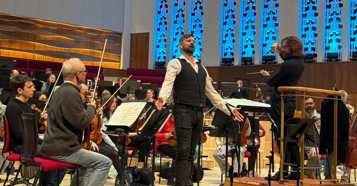 Baritonist Jure Počkaj navdušil občinstvo v liverpoolski filharmoniji ...