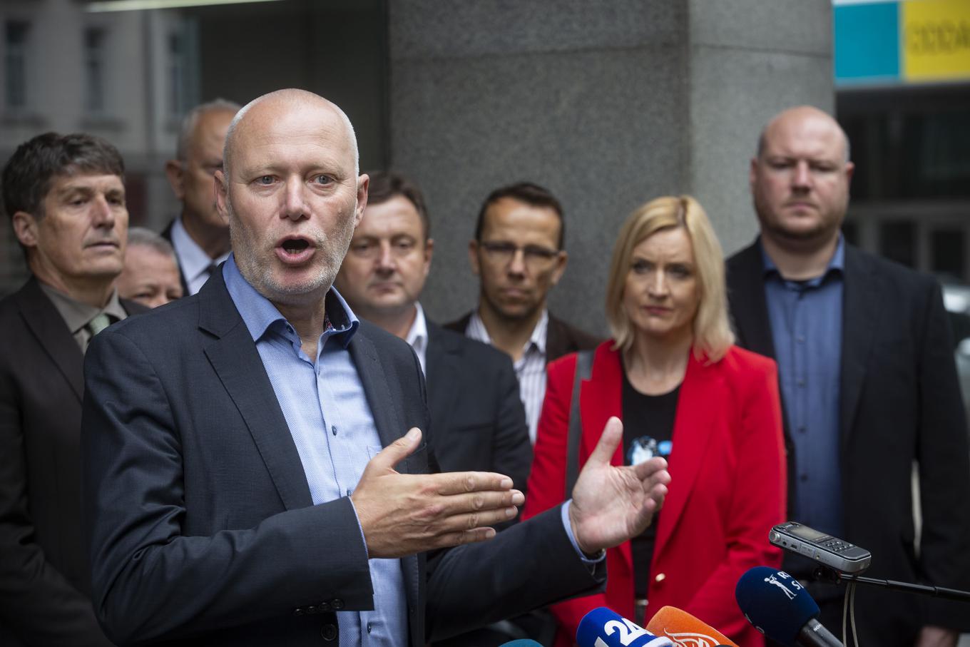 Milan Brglez vložil kandidaturo za predsednika republike #foto #video - siol.net