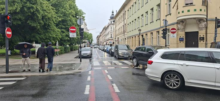 Mestni avtobus do smrti povozil mlado dekle. Direktor LPP: Zgodila se ...