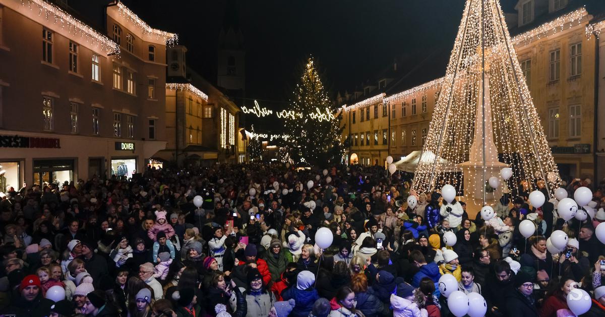 Lučke so v Kranju prižgali na Prešernov rojstni dan #foto - siol.net
