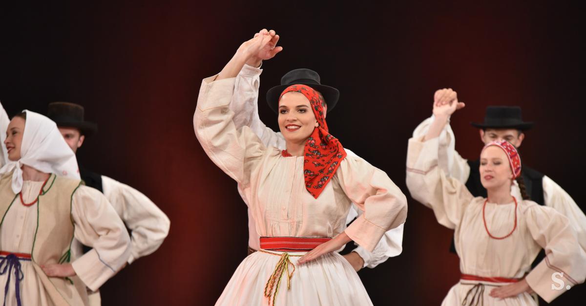 Ples se vrača med ljudi: ko se prepleteta tradicija in moderno - siol.net